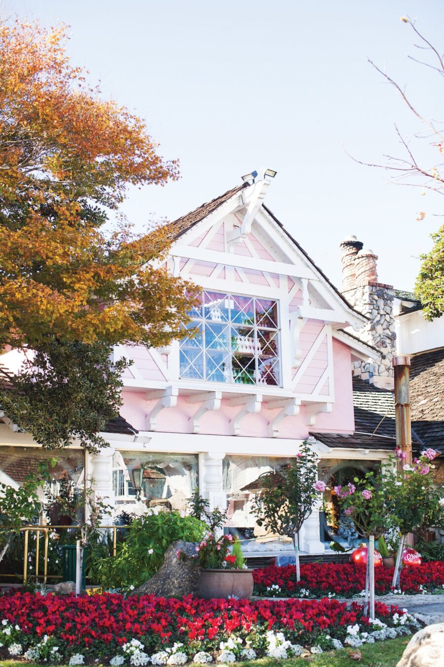 How Madonna Inn’s Pink Champagne Cake Became An Institution - Edible ...